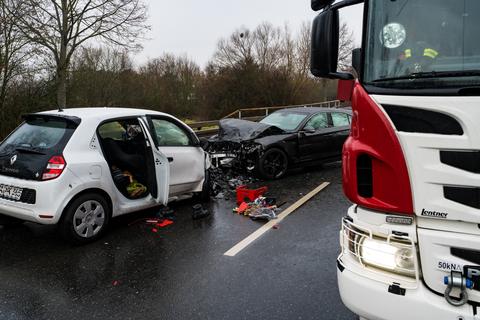 Drei Schwerverletzte bei Frontalcrash auf B3 bei Darmstadt